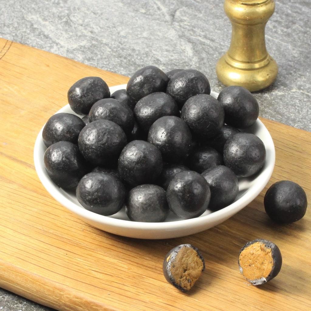 Salmiak Rondos – Dutch liquorice balls with a salted fondant filling